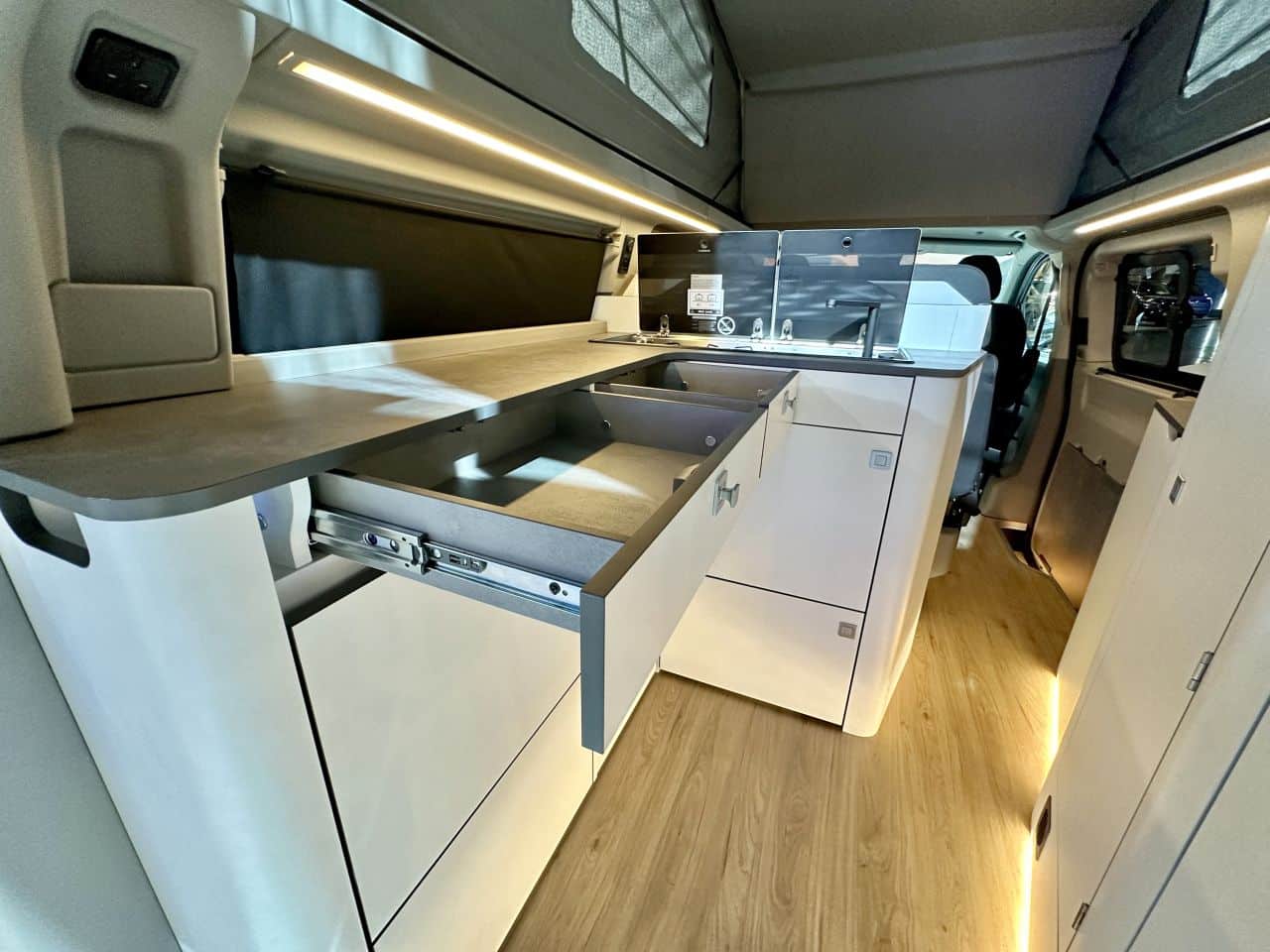 Ford-Nugget-L2-AD-Mod-2025-Innenraum-Titanium-07 - Autoverleih Sammüller